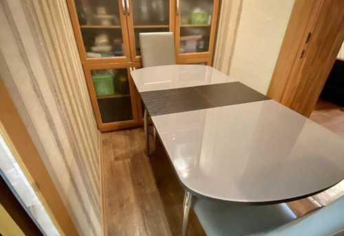 Куханный стол со стеклянным покрытием и стульями