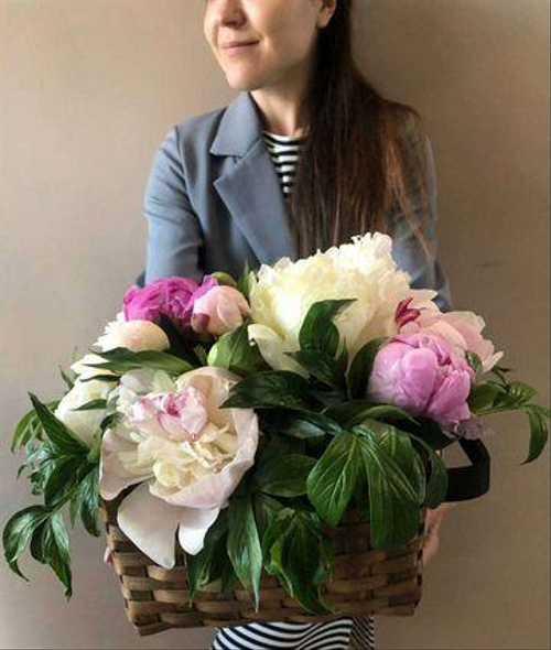 Букет цветов пионы, пионы в корзине