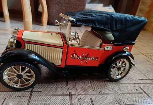 Ретро автомобиль фаэтон 1925 года