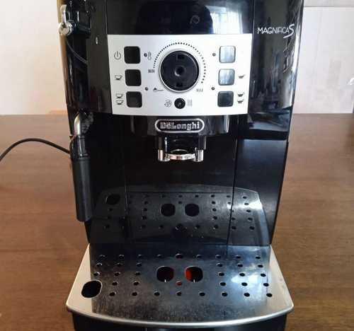 Кофемашина Delonghi magnifica s