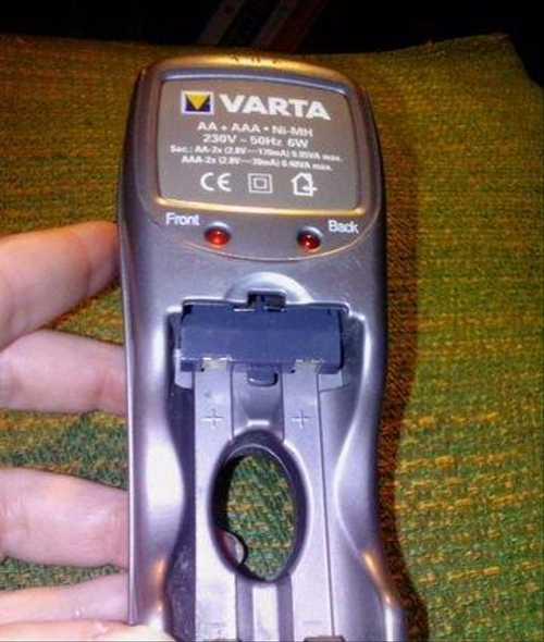Зарядник Varta для аккумуляторных батареек