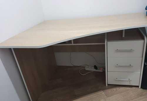 Компьютерный стол угловой