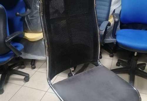 Компьютерное кресло на металл каркасе