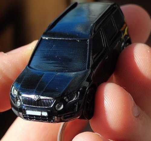 Брелок в виде автомобиля Skoda Yeti