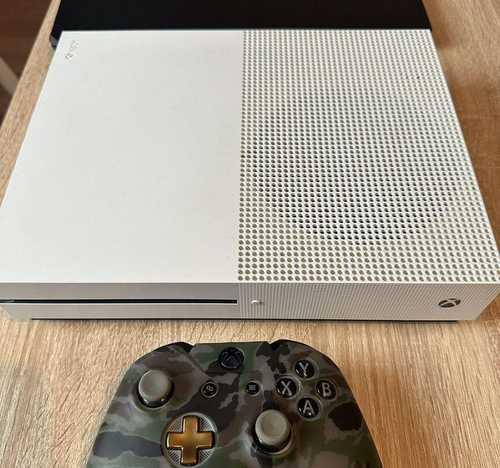 Xbox one s 1tb с играми 2 геймпада