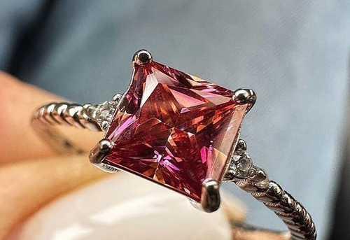 Кольцо с муассанитом розово-красный Принцесса 1ct