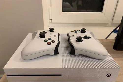 Xbox One S 1TB + 2 геймпада
