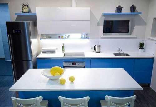 Уютный кухонный гарнитур в современном стиле