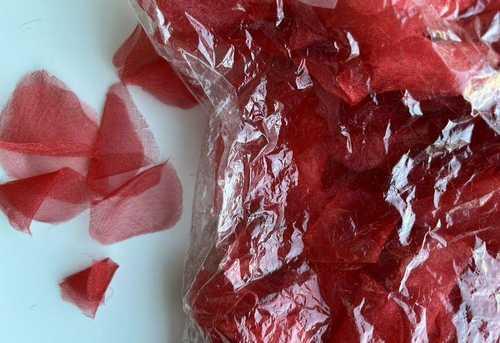 Красные прозрачные искусственные лепестки роз