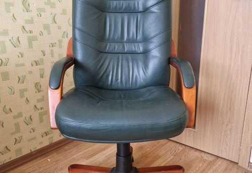 Кожаное кресло руководителя