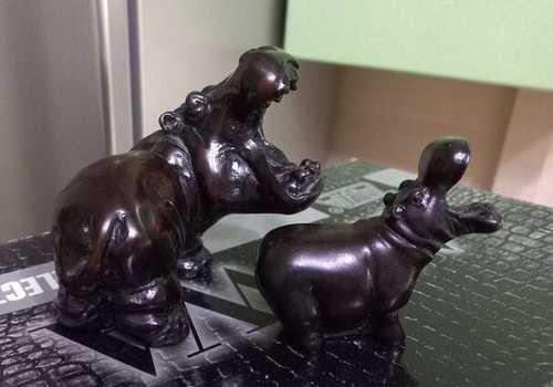 Два бегемота, статуэтка