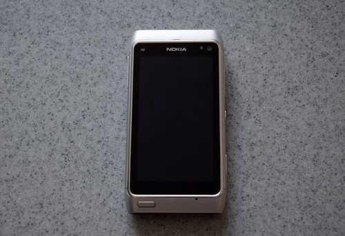 Телефон б/у Nokia N8 серебристый