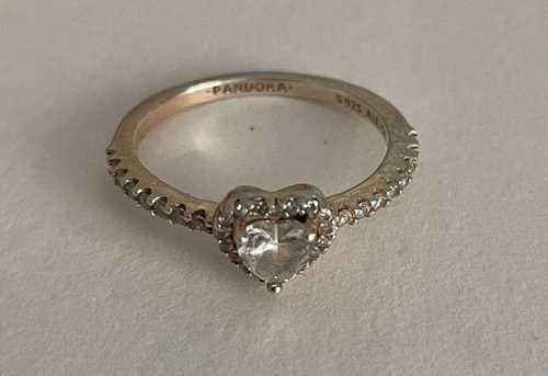 Золотое кольцо pandora розовое сердце