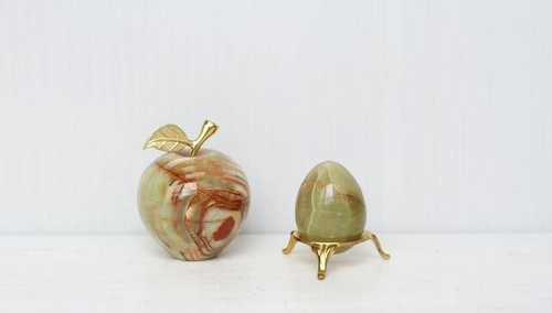 Яблоко и яйцо на подставке из оникса
