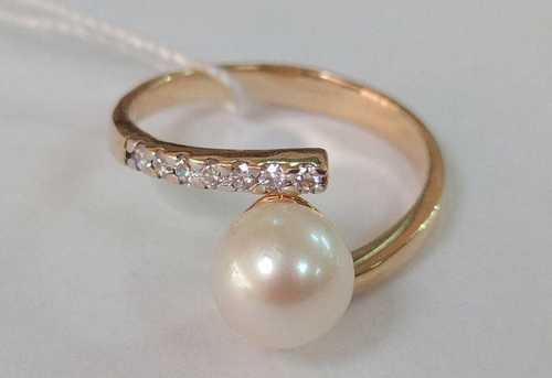 Золотое кольцо с бриллиантом и жемчугом (23650)