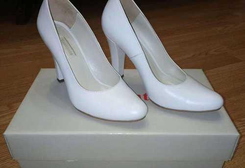 Туфли женские 35 размер белые