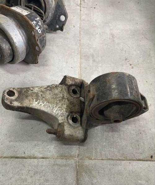 Опора двигателя Nissan Maxima