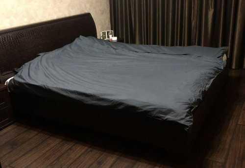 Кровать двуспальная с матрасом 180 200 и 2 тумбы