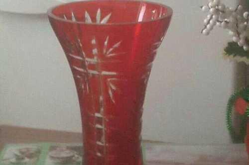 Большая хрустальная ваза, яркий рубин, 25 см высот