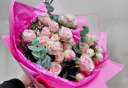 Розы розовые с эвкалиптом букет