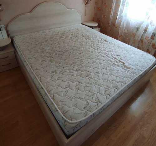 Кровать двухспальная с матрасом и тумбочками б/у