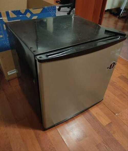Минихолодильник dexp TF050D