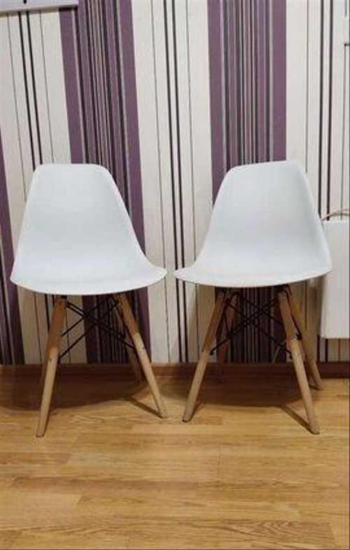 Два белых стула. Woodville Eames