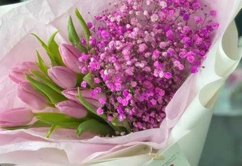 Букет цветов тюльпаны и гипсофилы