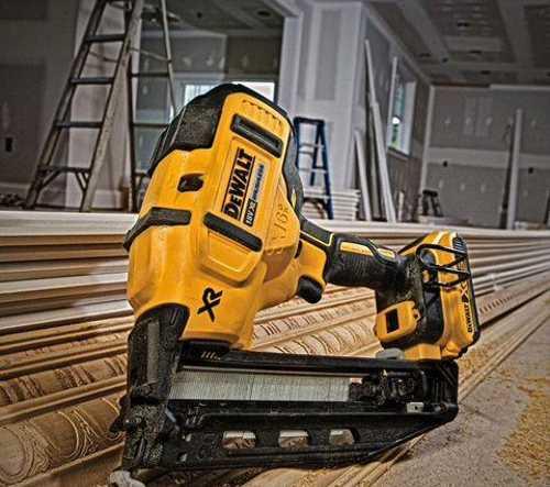 Шпилькозабивной пистолет DeWalt DCN660NT