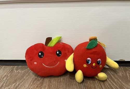 Две мягких игрушки в форме яблочка