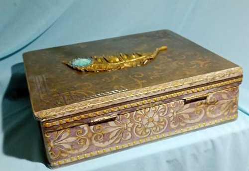 Деревянная шкатулка в форме книги ручной работы