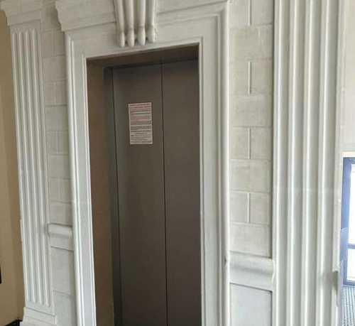 Порталы из белого камня для дверей и лифтов