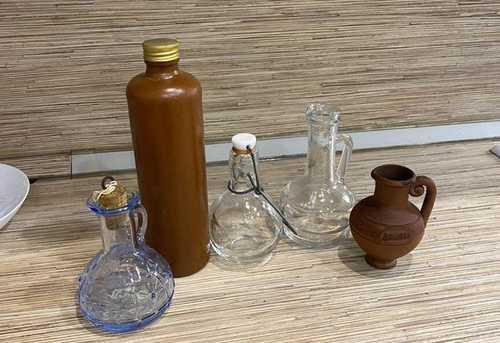 Стеклянные бутылочки и глиняные сосуды
