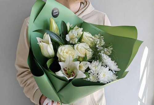 Букет с лилией и розами в зеленой упаковке