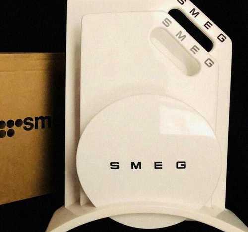 Smeg: стильные белые разделочные доски