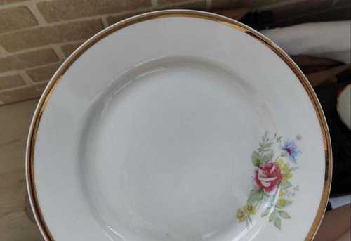 Белые тарелки с золотой каймой