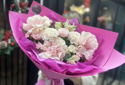 Букет цветов с ажурными розами ко дню влюбленных