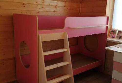 Детская кровать двухъярусная с лестницей