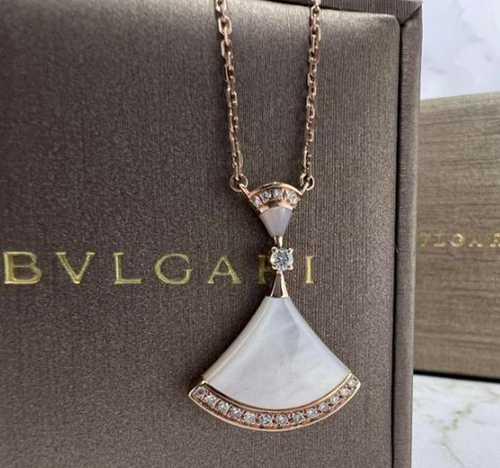 Золотая подвеска Bvlgari