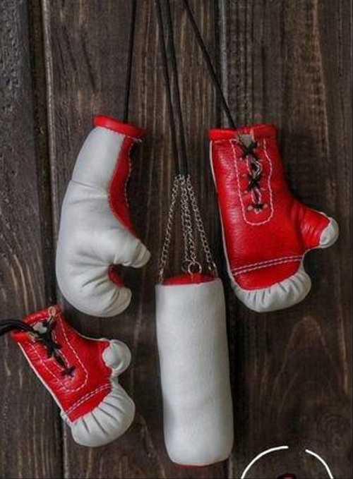 Боксерские перчатки в машину