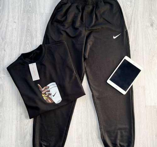Спортивный костюм Nike (размер 2XL)
