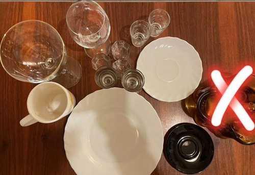 Посуда разная: тарелки, бокалы, стопки и кружка