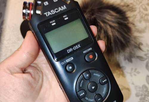 Микрофон Tascam DR-05X, диктофон