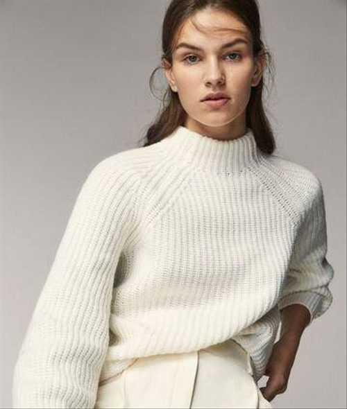 Объемный белый свитер
