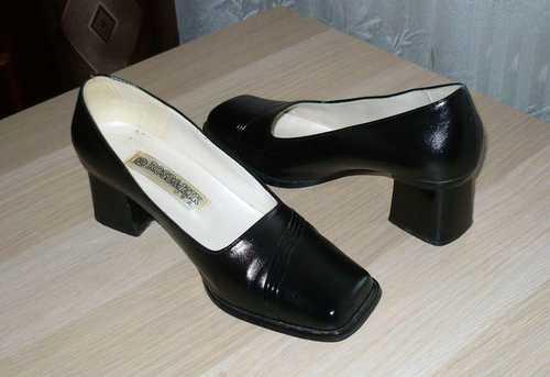 Туфли женские, черные, каблук 4 см. раз. 38