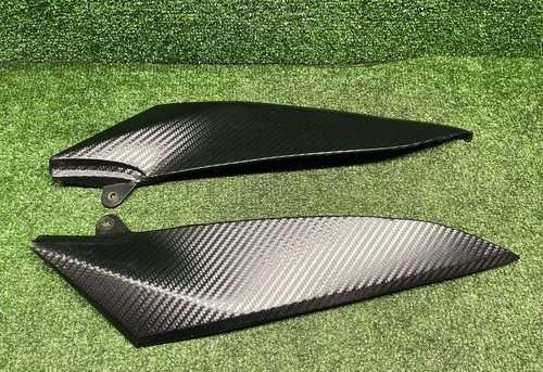 Пластик бака боковой Yamaha R1 04-06 5VY