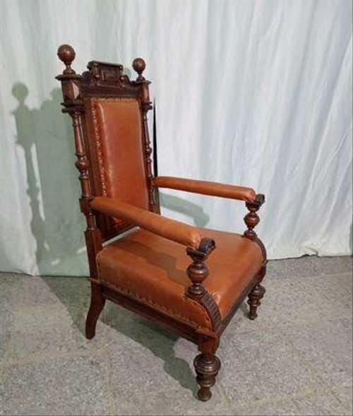 Антикварное старинное кресло. В русском стиле