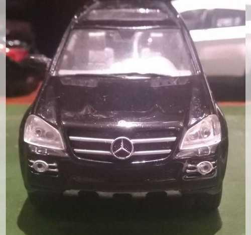 Модель автомобиля Mercedes Benz GL 1 43