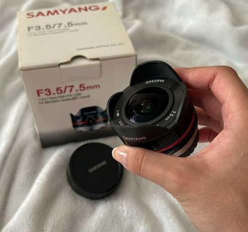 Объектив Samyang MF 7.5mm f/3.5 UMC Fish-eye