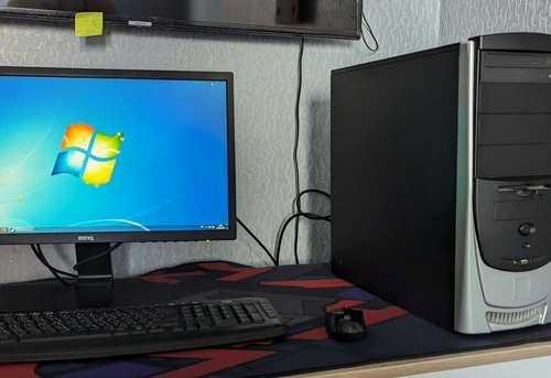 Компьютер с монитором, клавиатурой и мышью